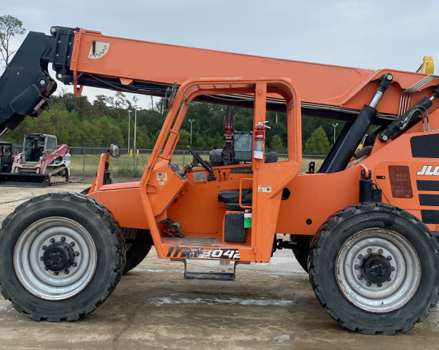 Tracked-Drive Boom Lifts & Self-Drive Boom Lifts | New & Used Lifts